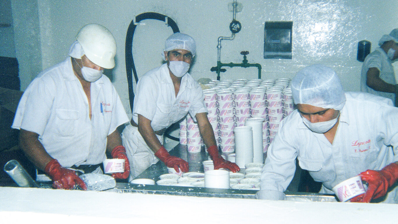 16 de febrero de 1999: Se inaugura la planta de Querétaro, equipada con ...